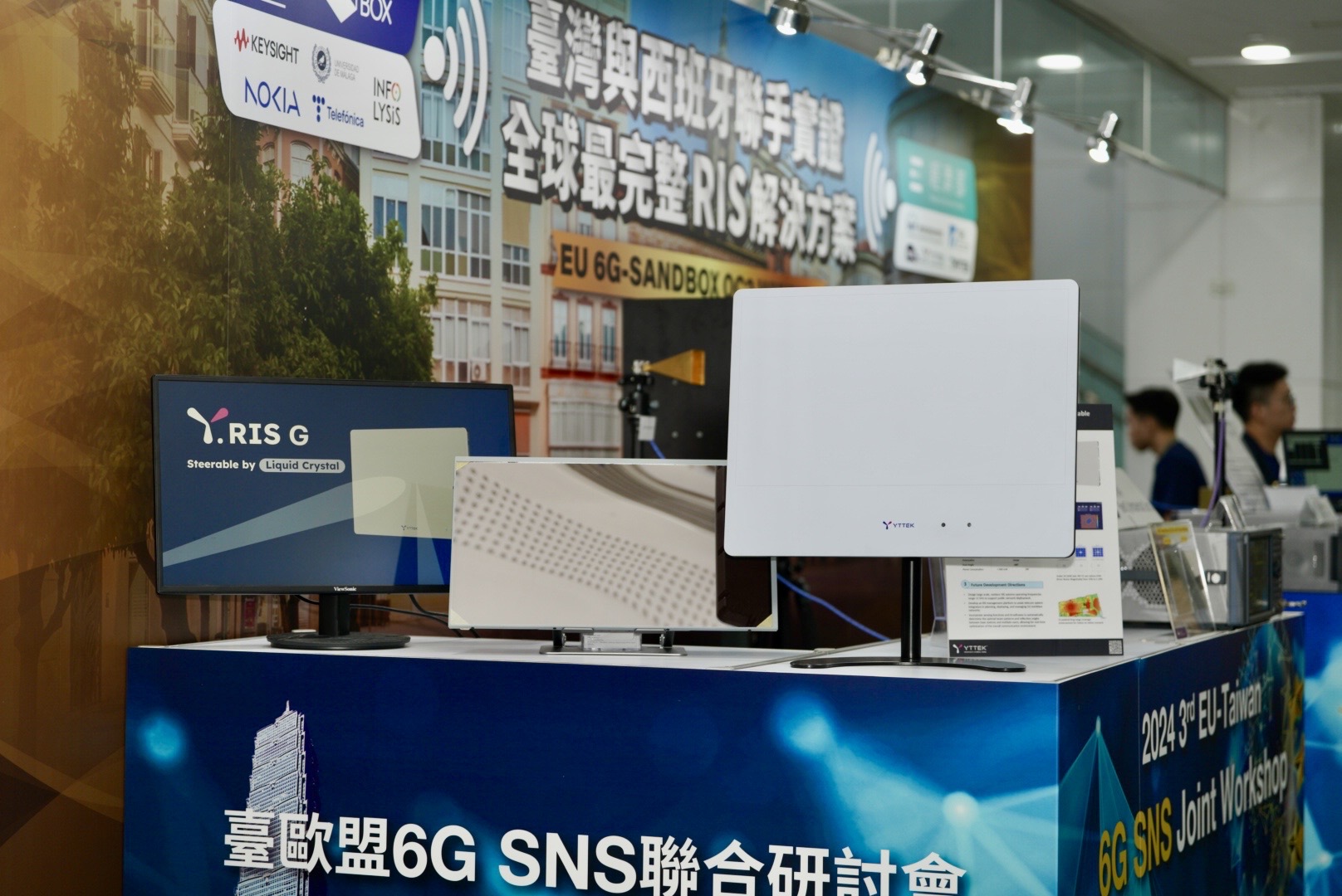 Power-efficient Reconfigurable Intelligent Surface for B5G/6G Networks ...